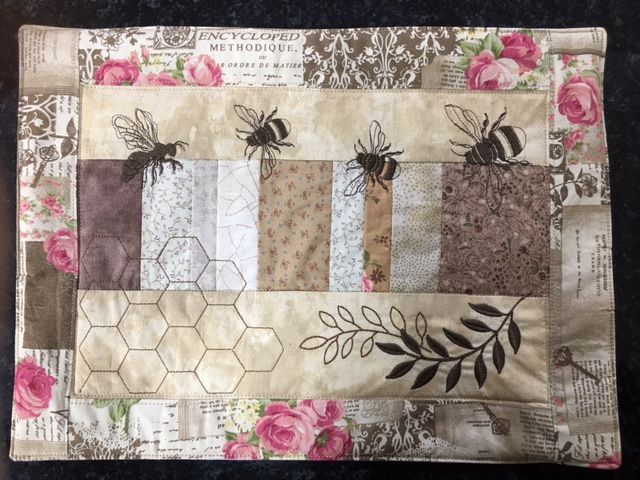 Pretty Bee Placemat | OregonPatchWorks